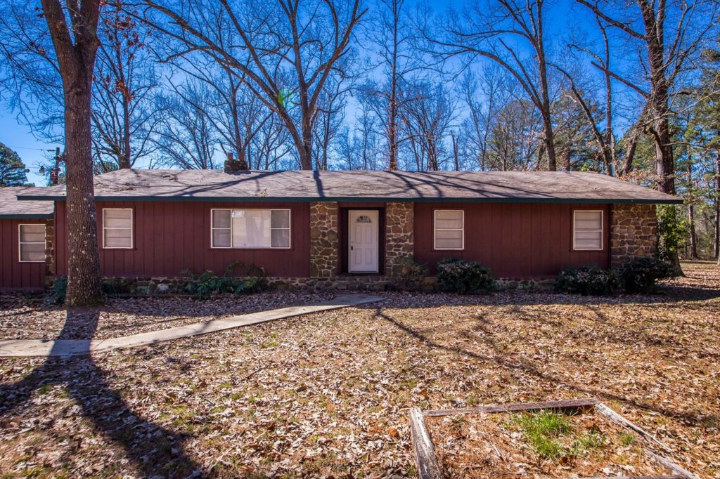 Actor William Forsythe Lists Lakefront House For Only $295k | Inman ...