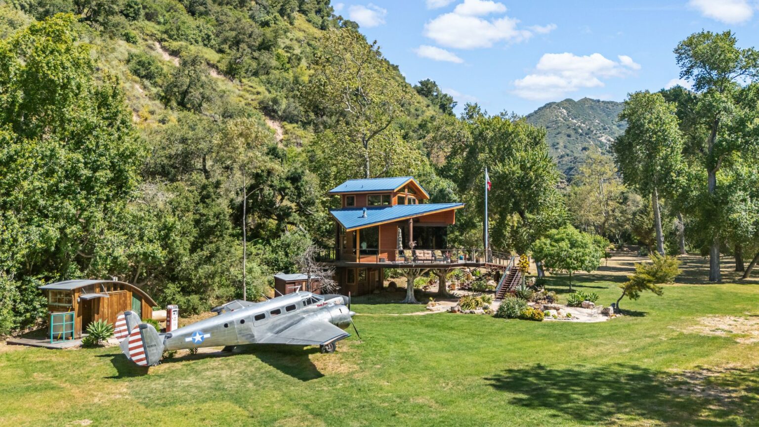 A 25-Acre Treehouse Haven With Own Airplane Guest Room Hits Market ...